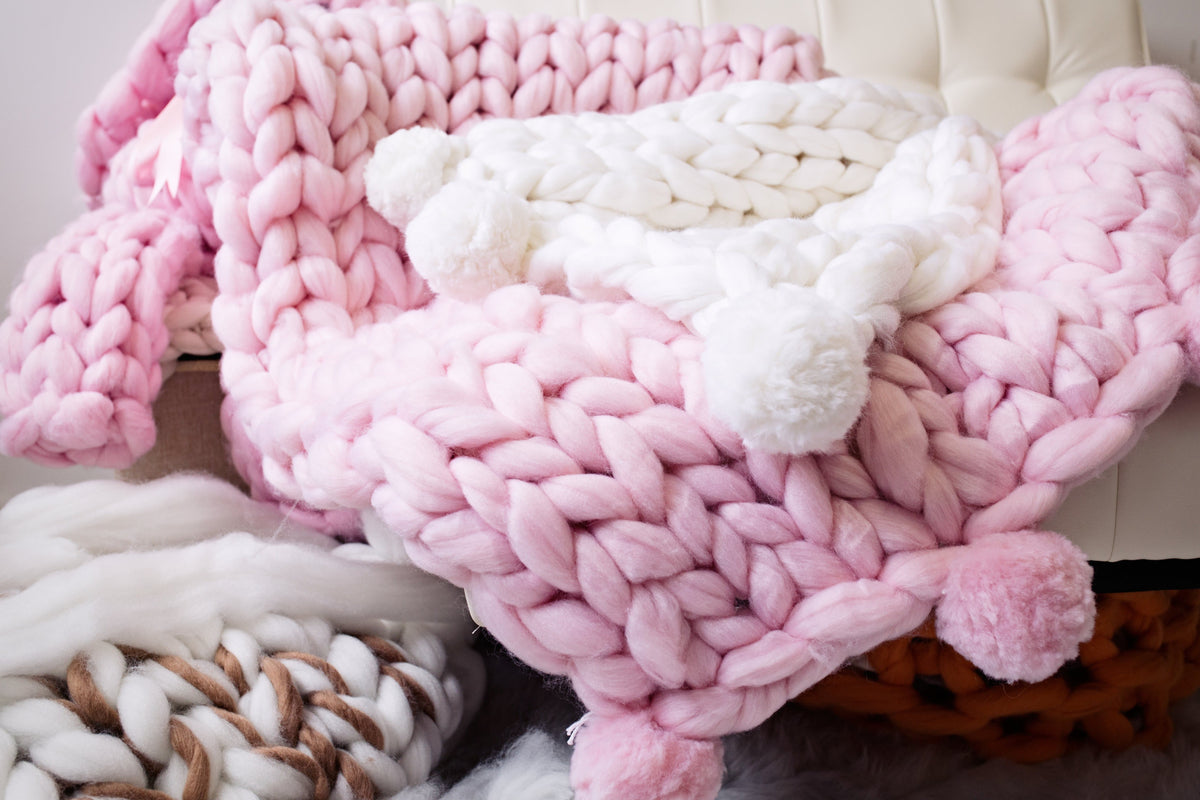 Merino Wool Blanket with Pom Poms – BeCozi